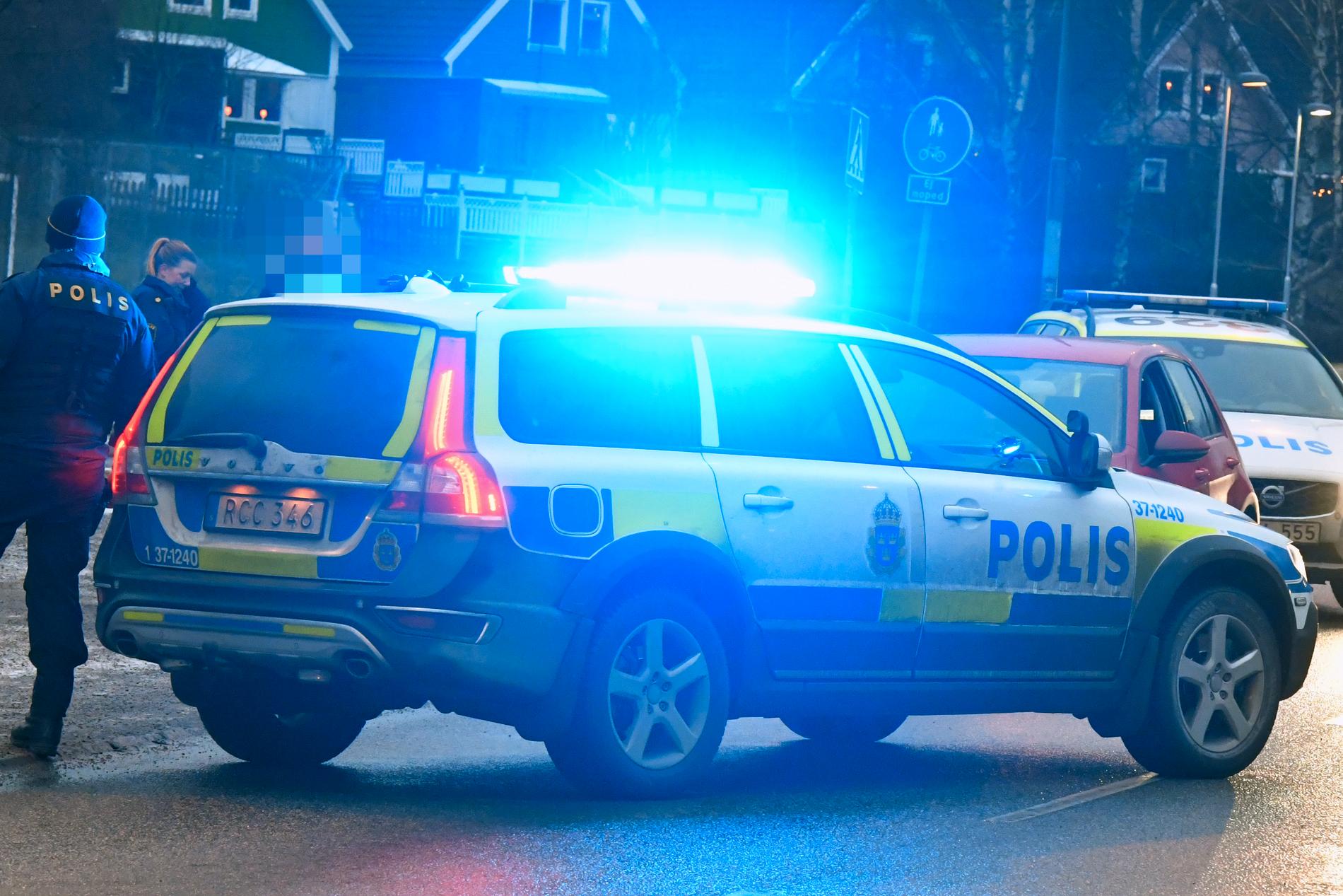 Larm om skottlossning i Tumba – polisen utreder mordförsök Larm om skottlossning i Tumba – polisen utreder mordförsök