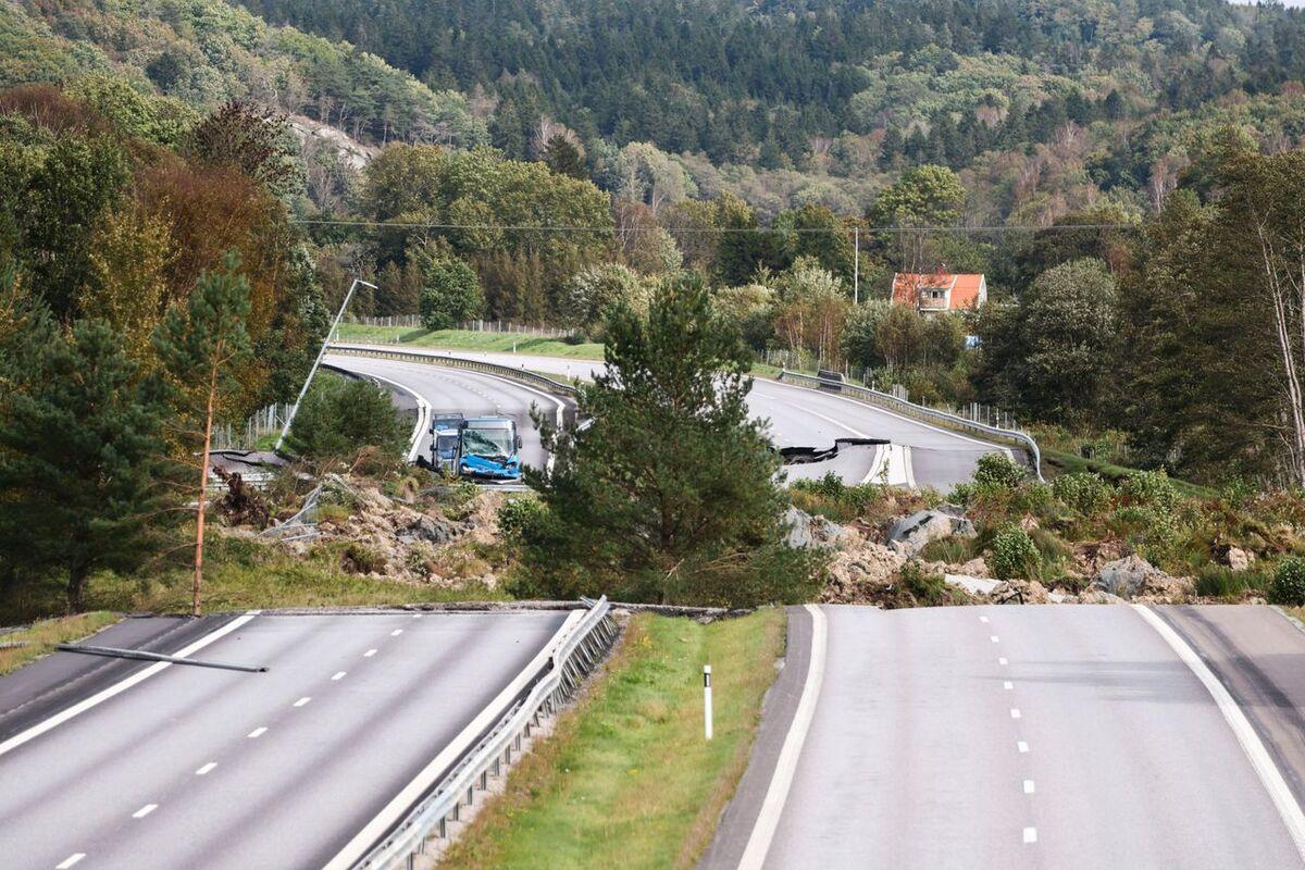 Stenungsund: Flera personer gripna för jordskredet på E6 Stenungsund: Flera personer gripna för jordskredet på E6