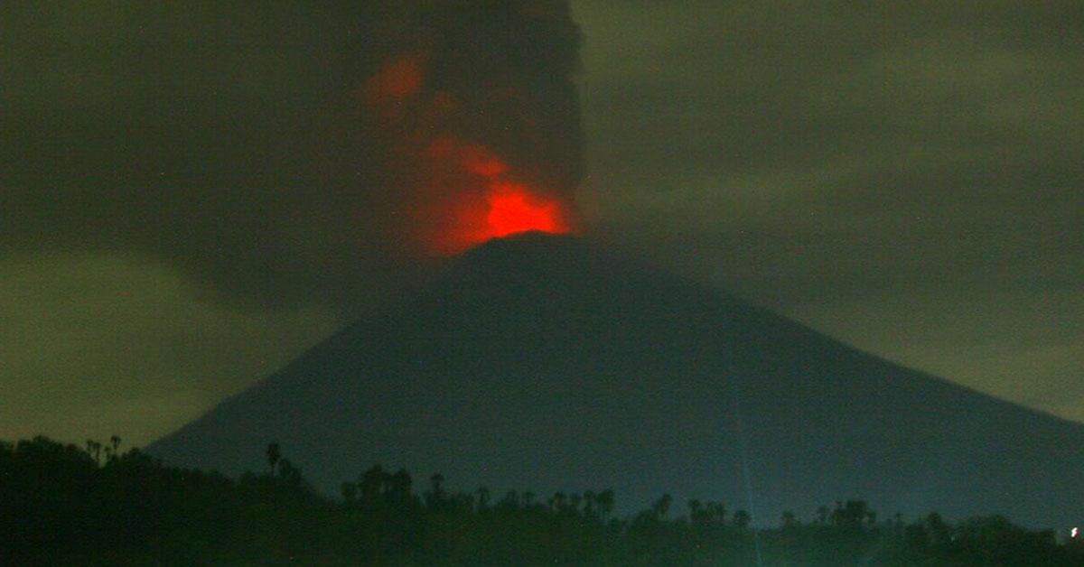 Vulkanen på Bali sprutar lava – boende evakueras Vulkanen på Bali sprutar lava – boende evakueras